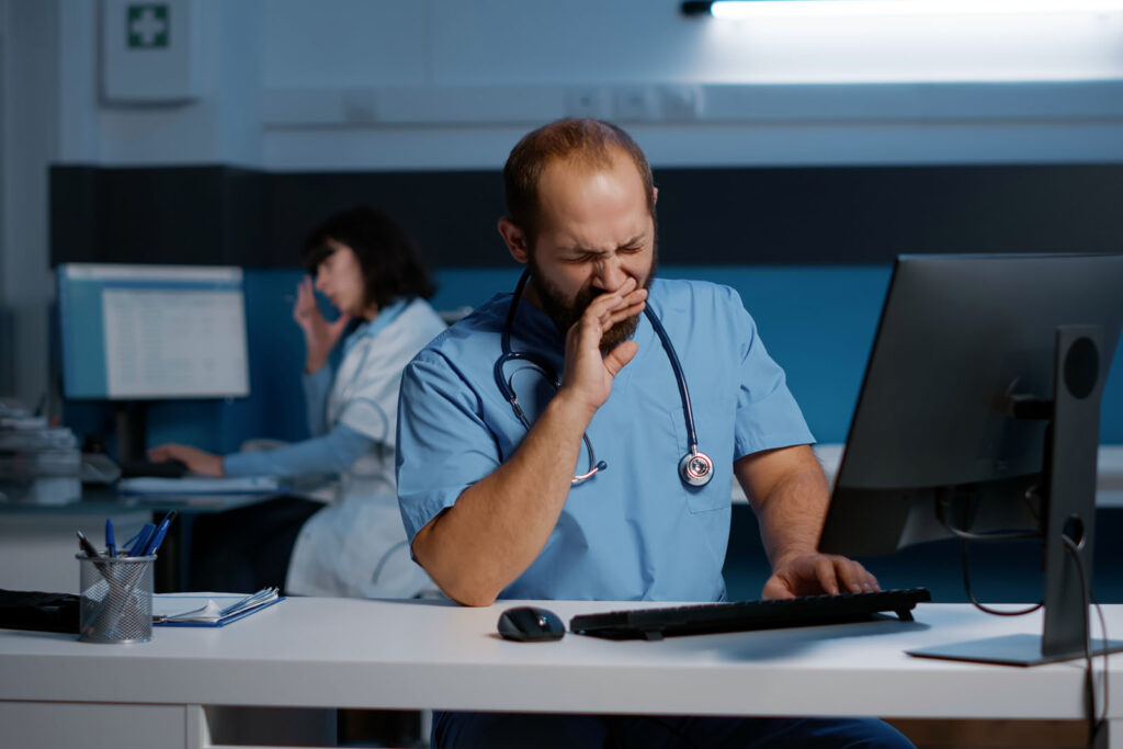 Schichtarbeit und Schlafmangel in der Pflege: Gesundheitsrisiken wie bei einem Alkoholrausch ...